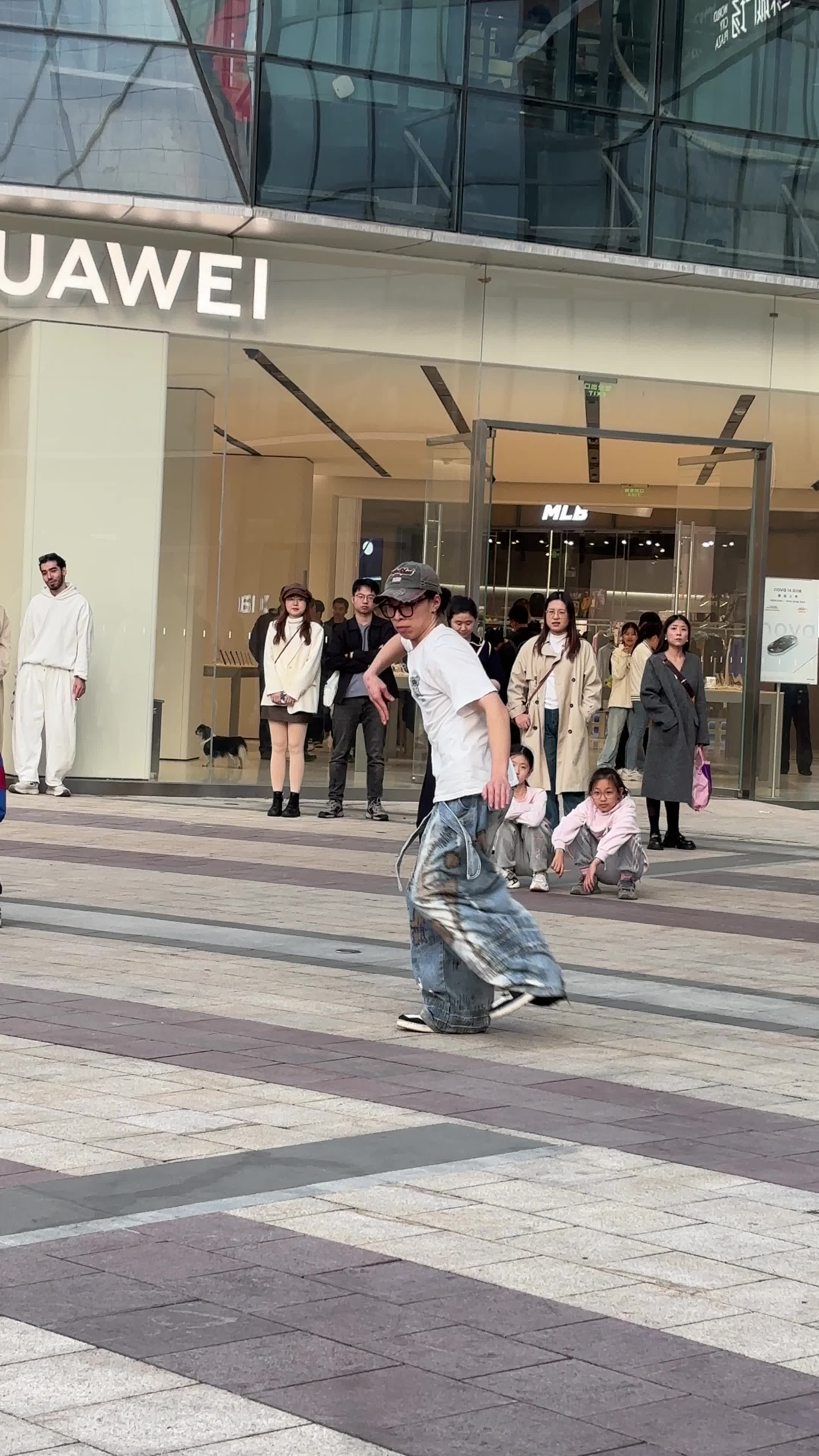 借鉴了一下 @巴克标枪 老师的动作 #dance #popping