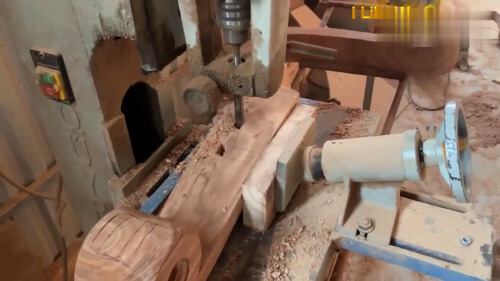 越南小伙用实木制作中式风椅子,一张卖5000,值不值?