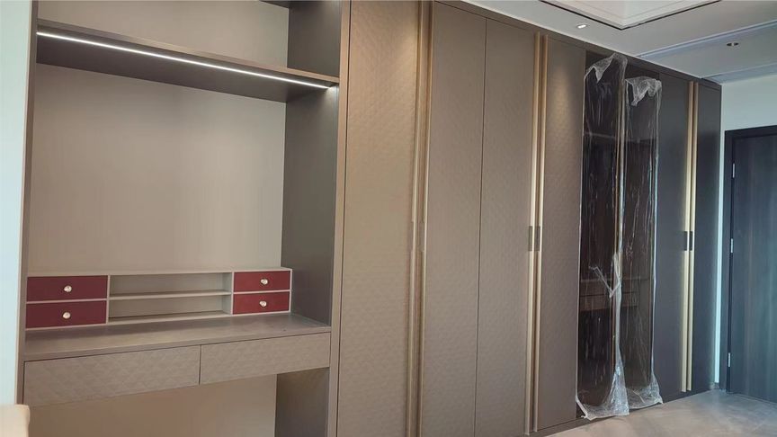 主卧床尾打一排衣柜连梳妆台,也是不错的选择,一起看看吧