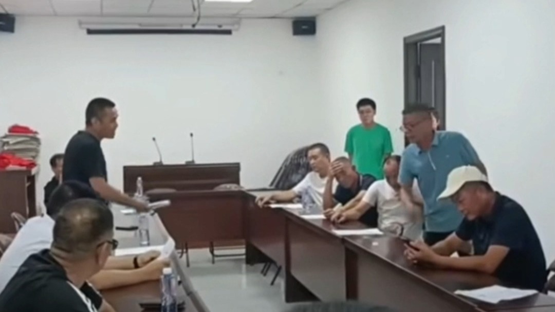 温州一村民与村书记对峙!涉及百万公款!