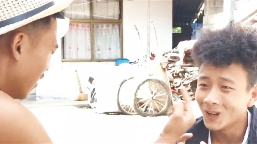 男子去算命问多久能发财,大师掐指一算,结果手抽筋了