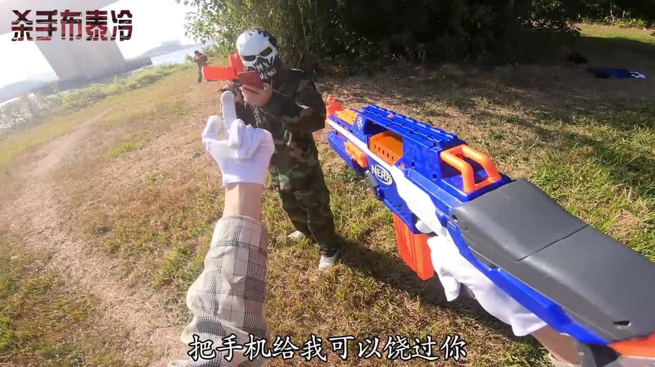 真人CS:玩家遇热情粉丝,准备开战却拿出手机证明自己!