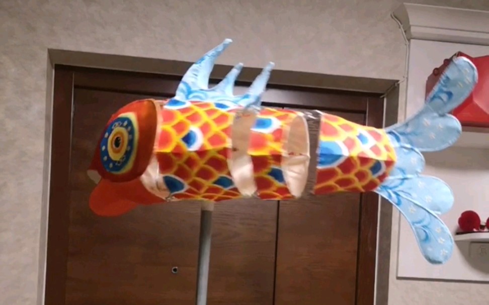 给自己做了一个鱼灯,今天上色一天,等着灯节出去玩了^0^第一次做,还是...