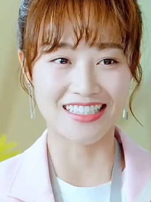 众人都瞧不起的女孩没想到竟是天才珠宝设计师