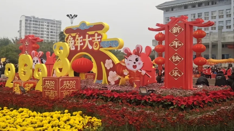 大年初一逛街行大运,舞龙舞狮好热闹,小孩刮刮乐中奖好开心