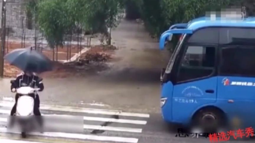 让骑电动车的看看与汽车相撞,到底该定谁的责任?