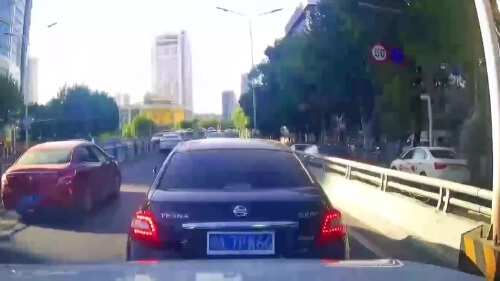 行车记录仪视角开车保持车距,安全第一