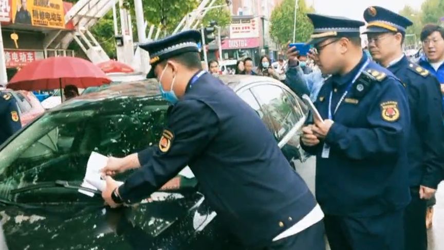 城管取证+交警处罚!郑州支路背街违法停车将实行联合执法