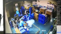 监控实拍:锂电池冒烟、着火不要慌,简单实用的处置方式