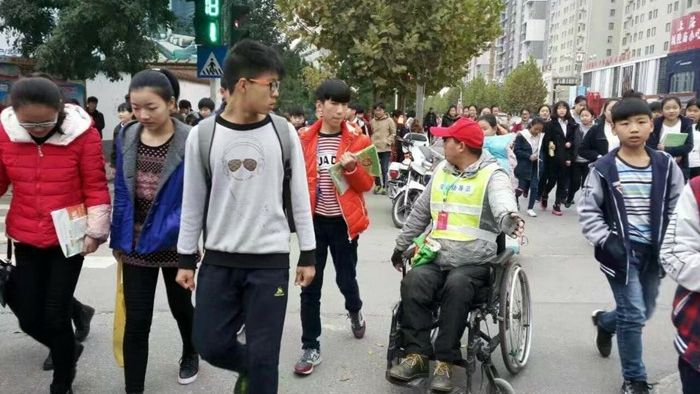 遭遇意外,高位截瘫的他走上了公益路:残疾人一样能帮助别人!