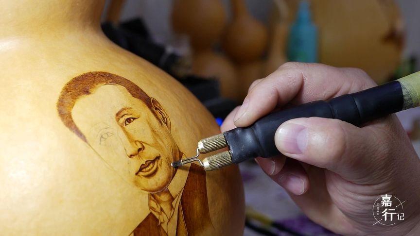 用烙铁在葫芦上画画,您们见过吗?作品上的每一个人物都惟妙惟肖