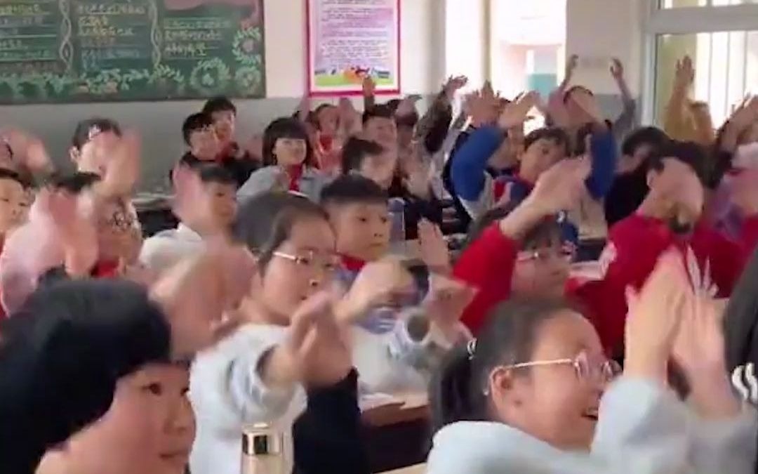 小学音乐老师带学生跳动感课桌舞,调动孩子们的积极性