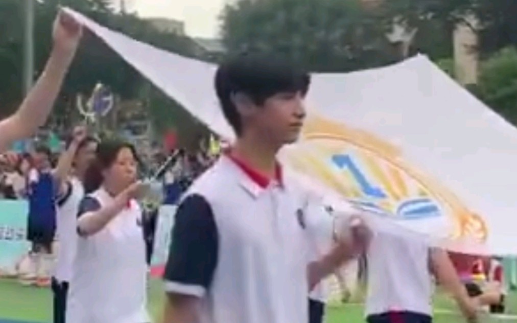 【朱志鑫】高中运动会护旗手!又高又帅又心动