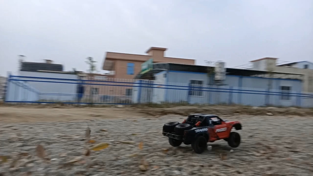 传闻这是地球上出厂行走姿态最强的遥控模型车
