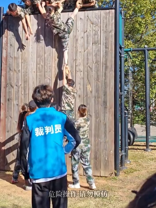 校园活动红色运动会,艺术学院的学生们展现了团结的力量,网友:第一个...