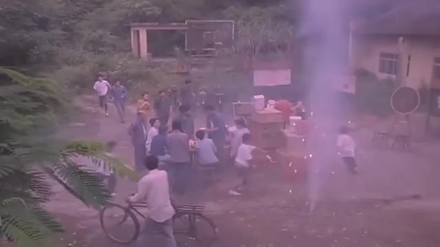 男子给村民买新家电,没想到插上电就爆炸,结果他被炸得灰头土脸