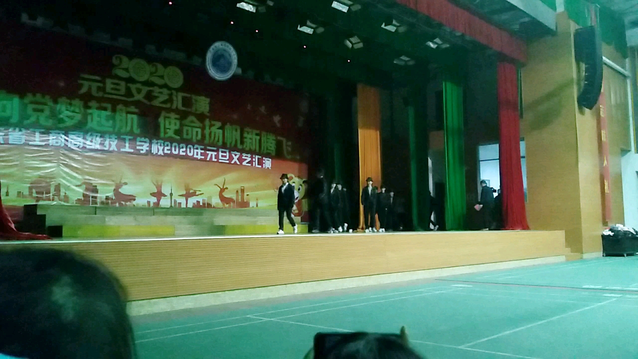 学校元旦晚会超帅舞蹈串烧