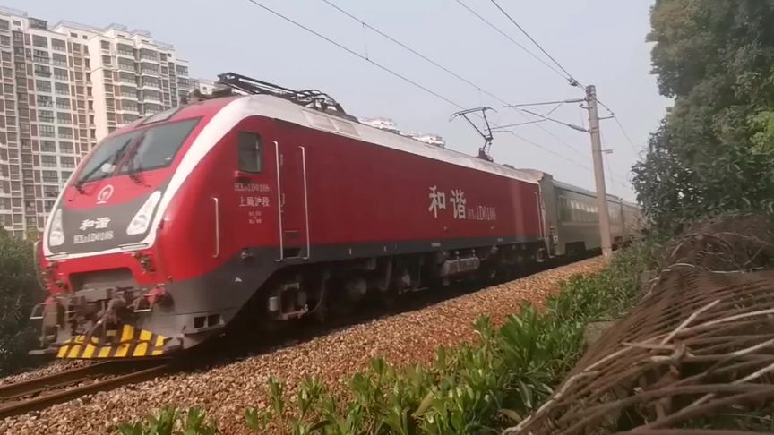 上海到呼和浩特的Z268次列车苏州站接近!