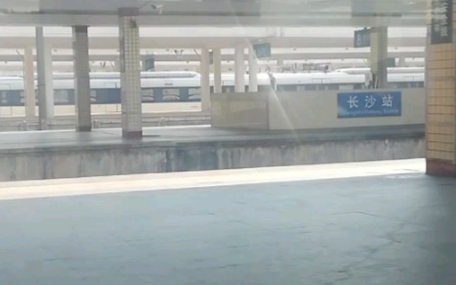 长沙火车站动车与绿皮低速“飙车”