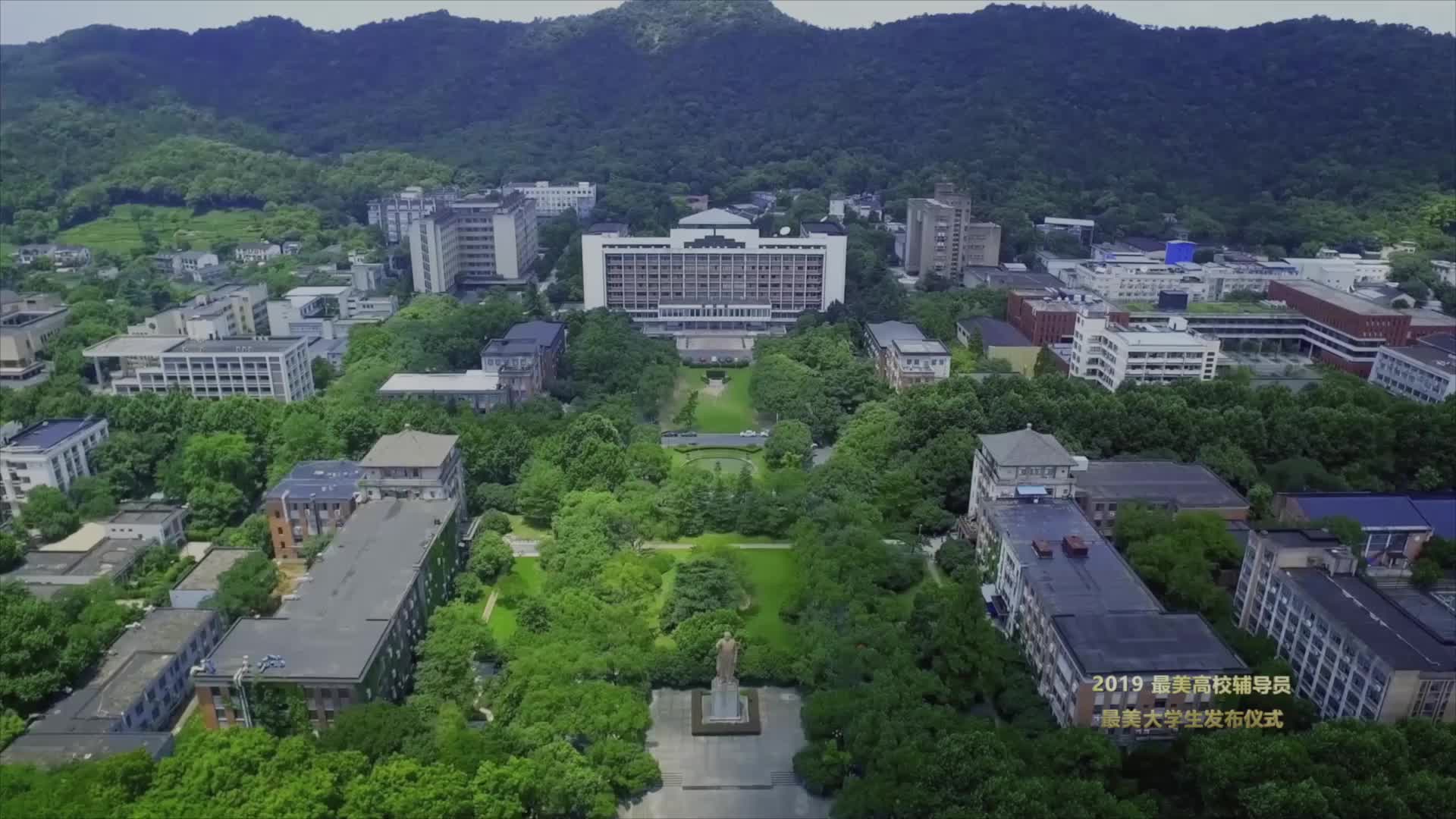 她对中外学生讲中国故事、感受传统文化