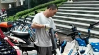 原来共享单车是这样充电,我第一次见到工人换电池,让我长见识了!