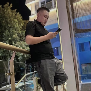 佟璐打台球 