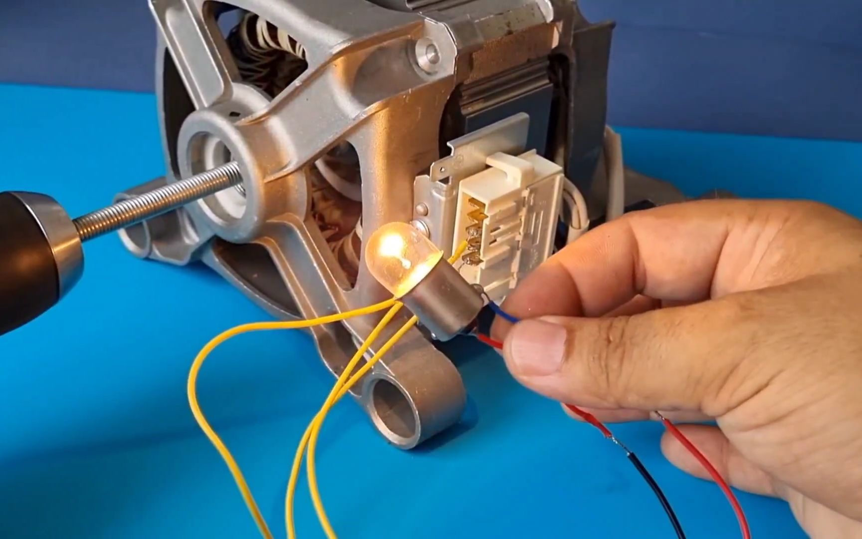 报废的洗衣机还有大用,把里面的电机改造成发电机,价值立马翻倍