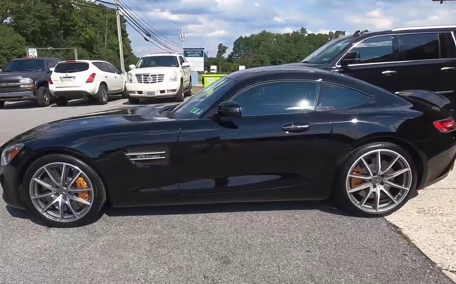 满是炫光纹和划痕的奔驰AMG跑车,抛光美容后,焕然一新!