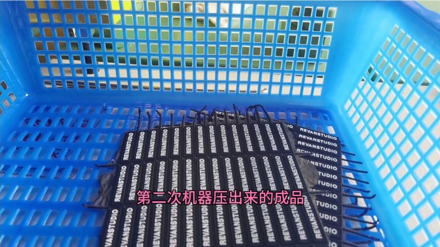 一件衣服的商标我们很少在意,今天我带大家看看服饰商标的奇妙ߤ