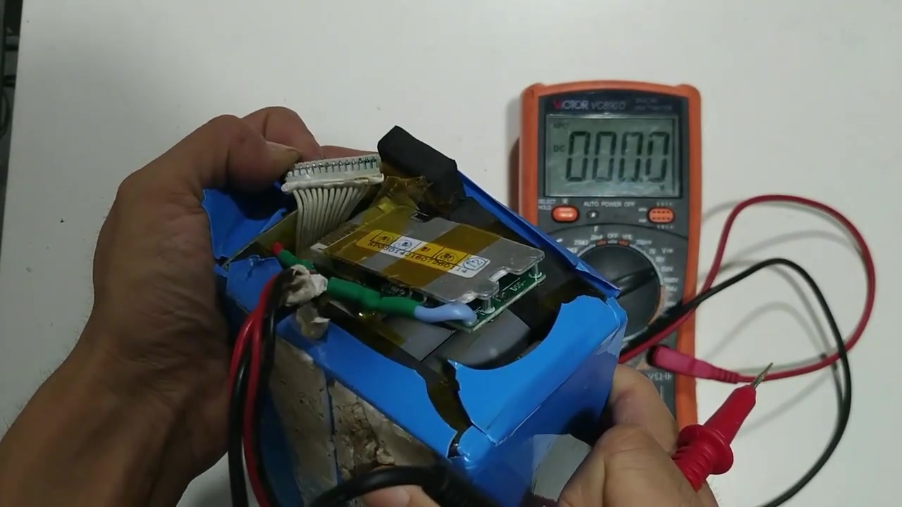 最新美股乱弹-电动车--借一个万用表,就能大致知道锂电池电芯损坏情况...