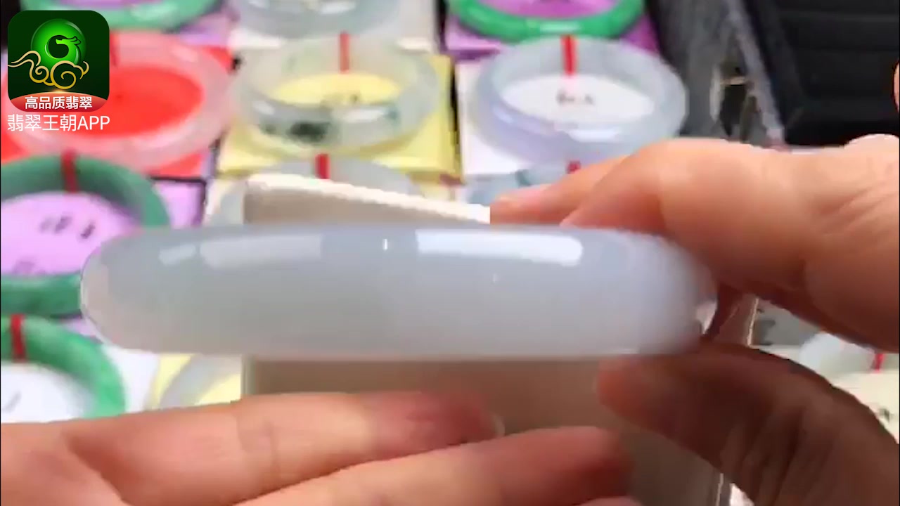 糯冰种纯净翡翠手镯细腻饱满圆润_翡翠王朝
