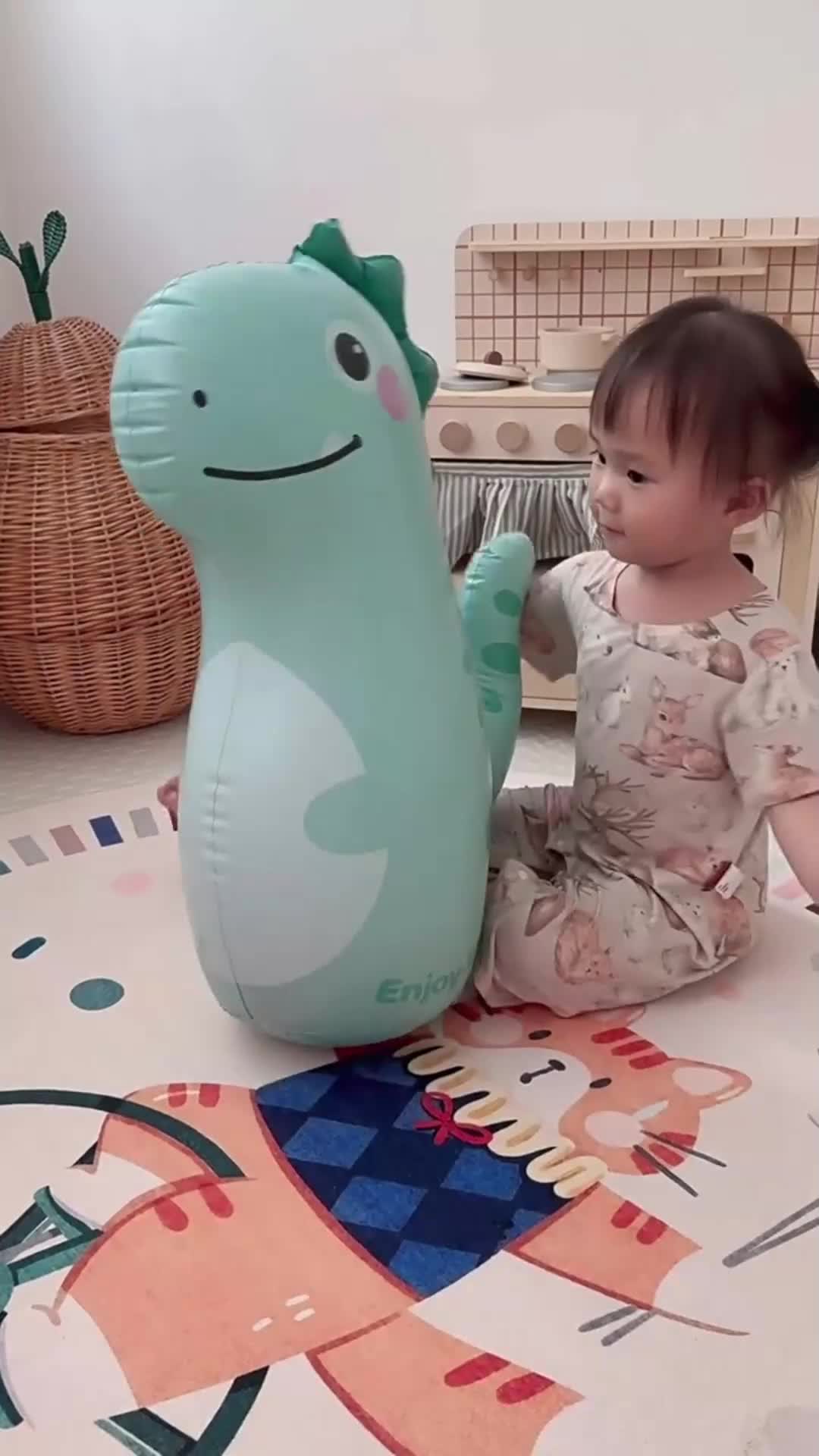 笑喷了,爸爸买的这几只不倒翁玩具,怎么都推不倒,宝宝坐着推了半天,...