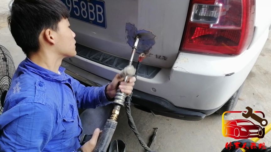 汽车尾门撞凹陷,看修车人把它修复