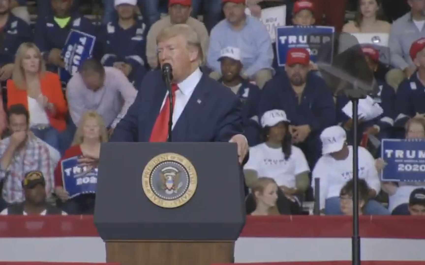 特朗普:我当选的是美国总统 不是世界总统