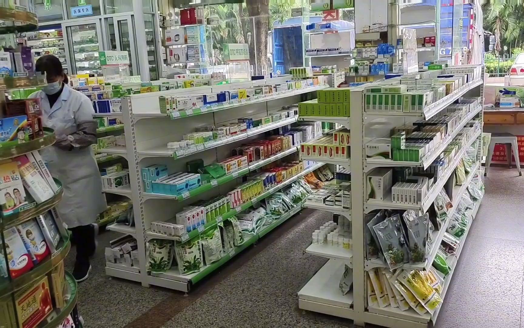 在北海外地人同样可以用电子医保卡在这里买药就医!看我买药过程