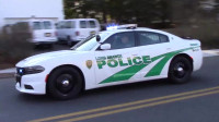 美国警车出警,警铃声加上爆闪灯太炫酷了