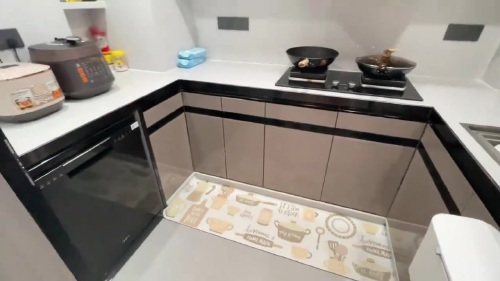 分享一下厨房,U字形的设计很合理,布局形成"洗、切、炒"顺序