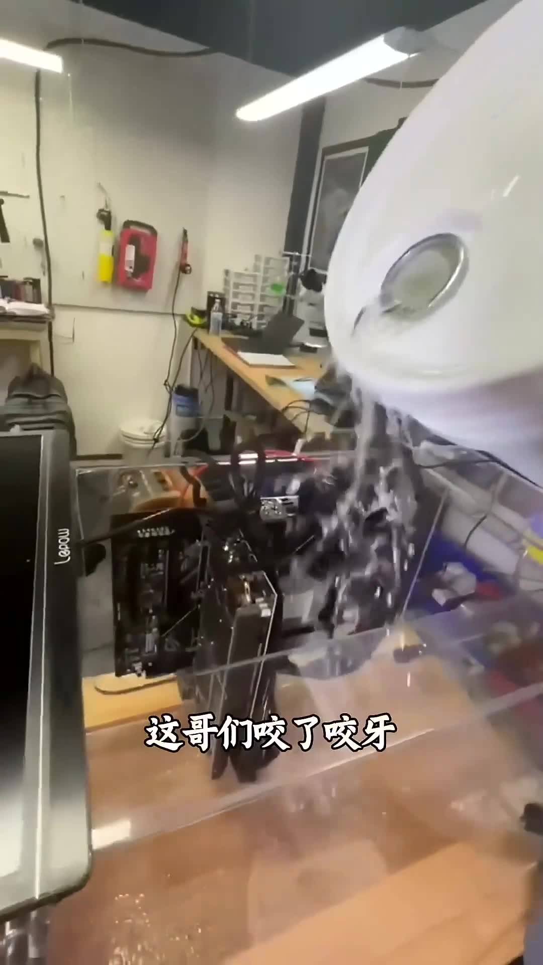 想要提高电脑的运算速度直接把主机泡在透明液体里想要提高电脑