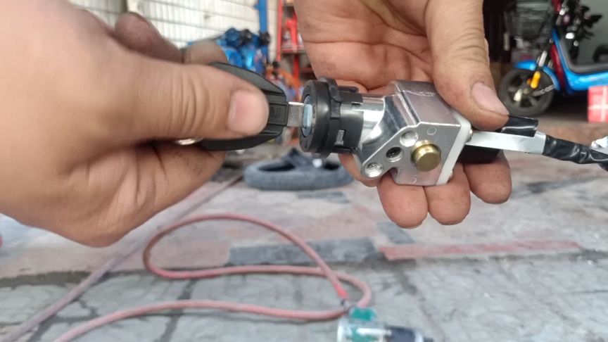 电动车没电了老师伯推了几里路到修理店,师傅一看原来是电门锁坏