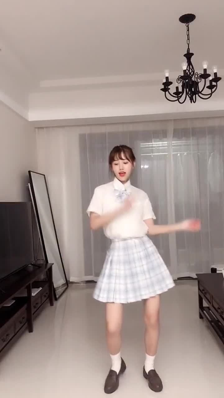 今日该大家带来校园风的舞蹈