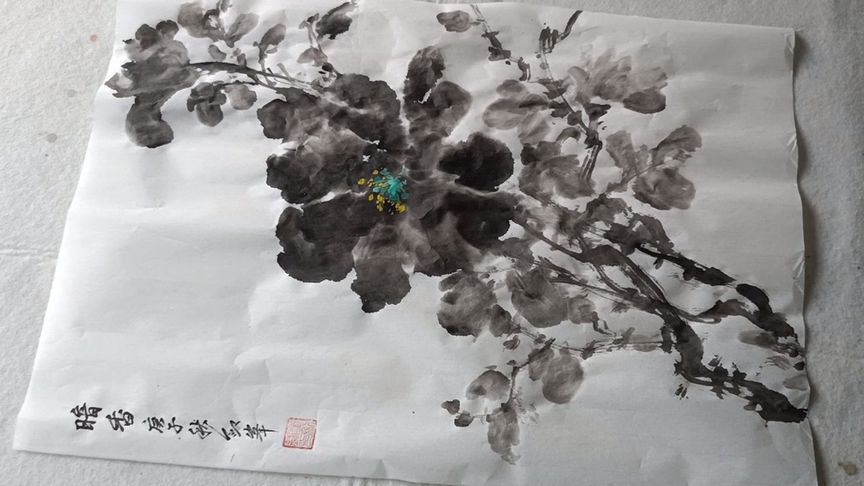 这样画国画牡丹可省颜料了,只用水墨来画牡丹,一样能画得很美