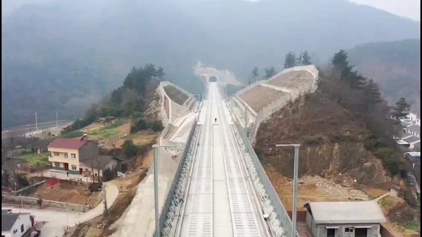 航拍郑万高铁建设近况,飞机上了轨道。