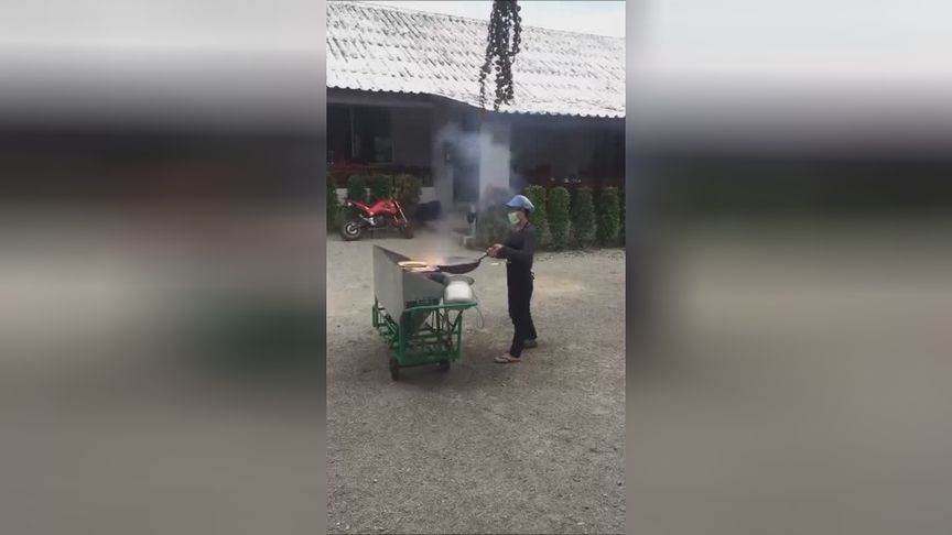 听说这家店以百米上菜出名,老板,给我来盘油炸花生米!