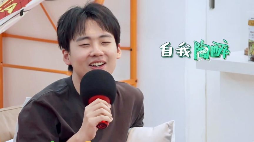 郭麒麟唱歌陷入自我陶醉,一旁魏大勋范丞丞表情,网友:太真实