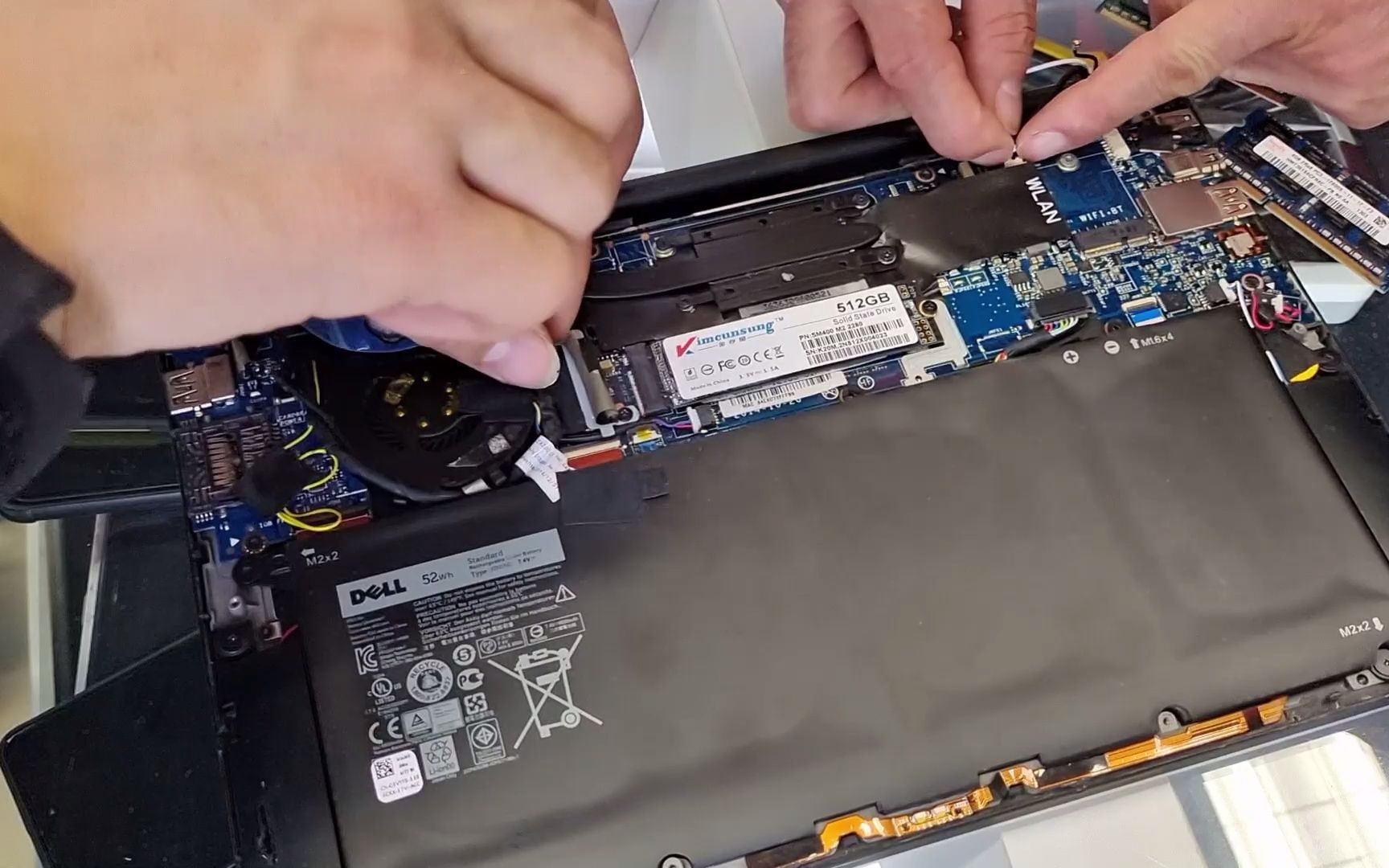 朋友的戴尔笔记本电脑,把屏幕捏碎了换屏幕,超薄本本电脑知识