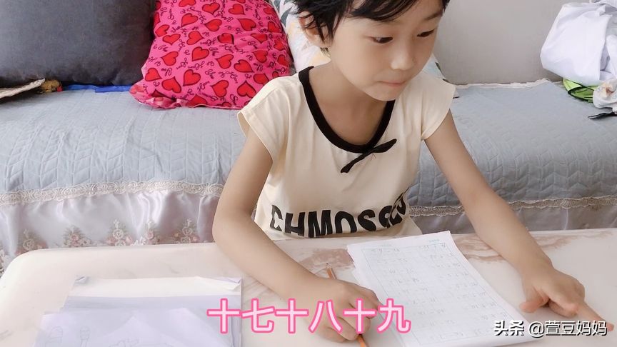 马上快上小学了,6岁女孩家庭作业算术题都是100以内这算难吗?