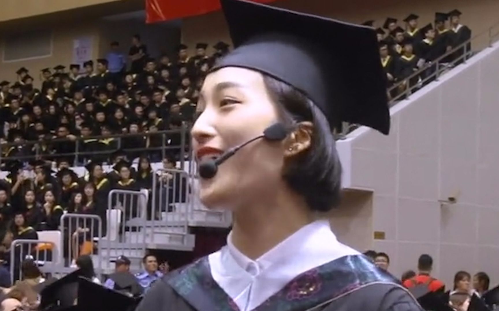 大学生毕业典礼上,突然唱起《成都》,全场被感动,满满的不舍!