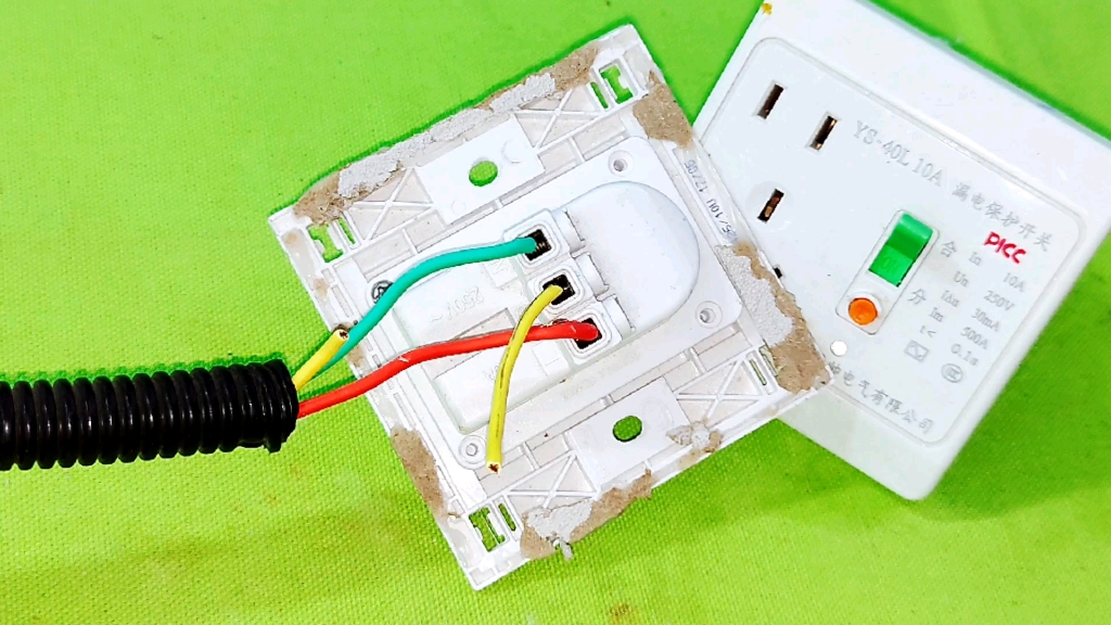 头一回见水电工拿电笔测量地线,真是大开眼界,原来地线也能测量