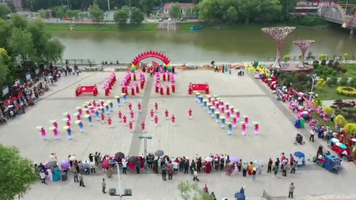 航拍庆祝建党百年华诞,125人表演大型走秀节目。