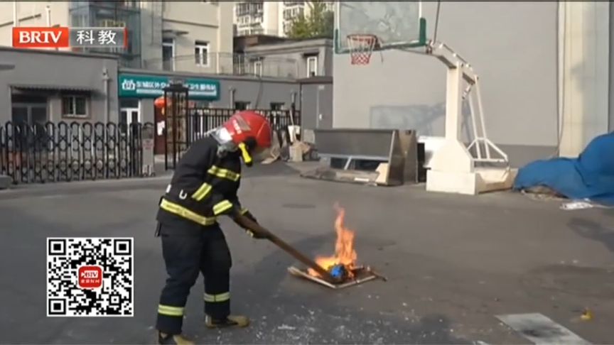 消防员测试锂电池爆炸,连用三种灭火器,才能将火扑灭